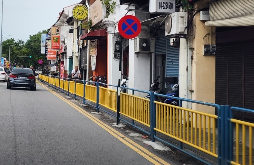 MBPP Installs road barriers to ease traffic, netizens applaud move ...